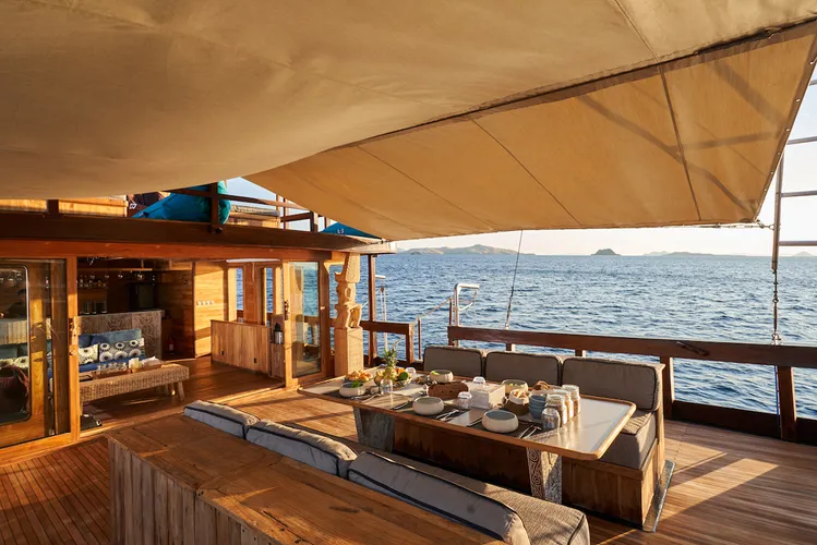 ORACLE yacht for charter (35m,)